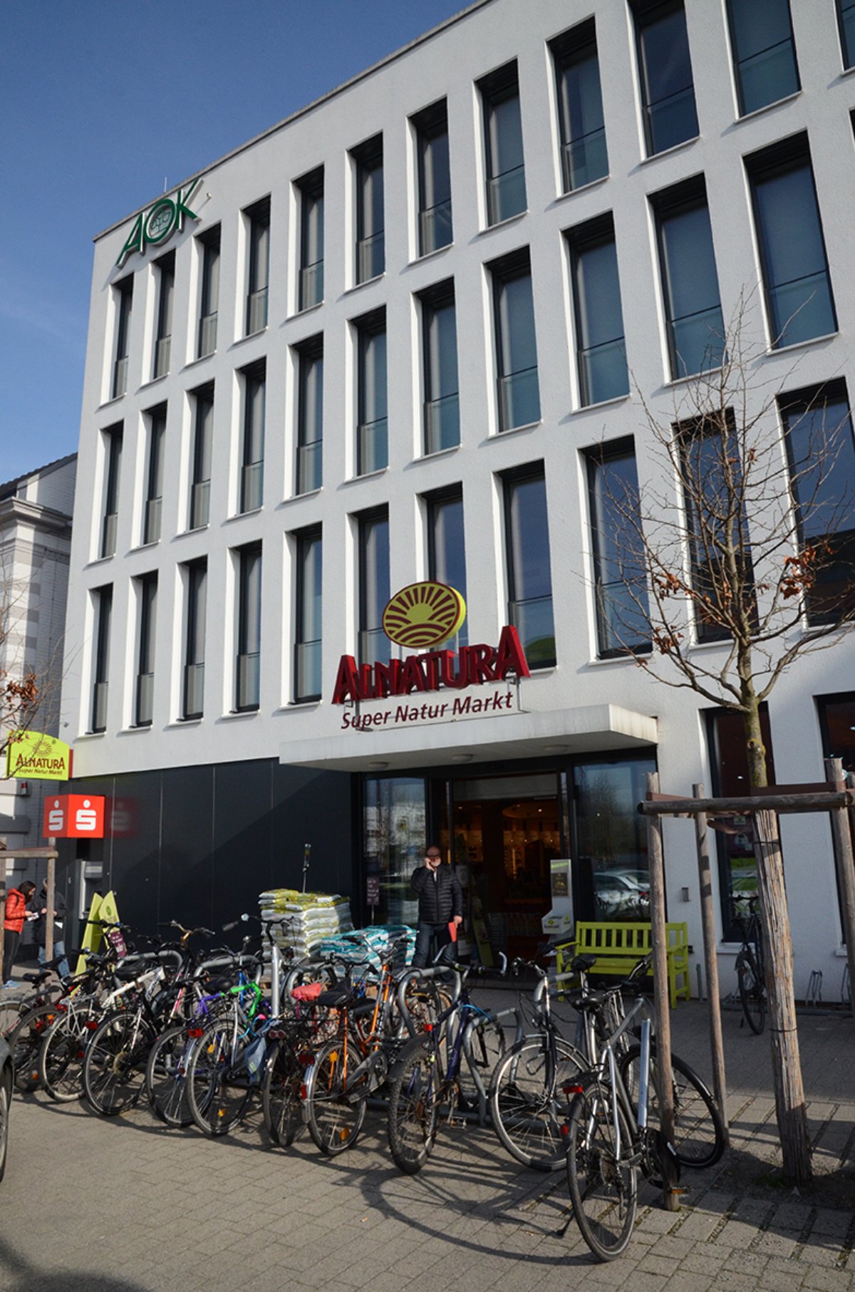 Postquartier - Büros und Supermarkt